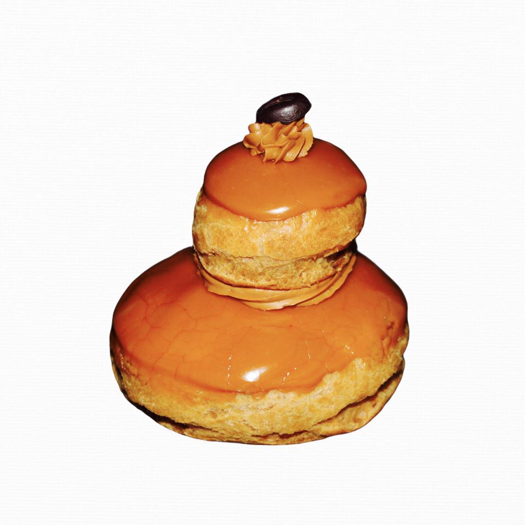 Religieuse au café